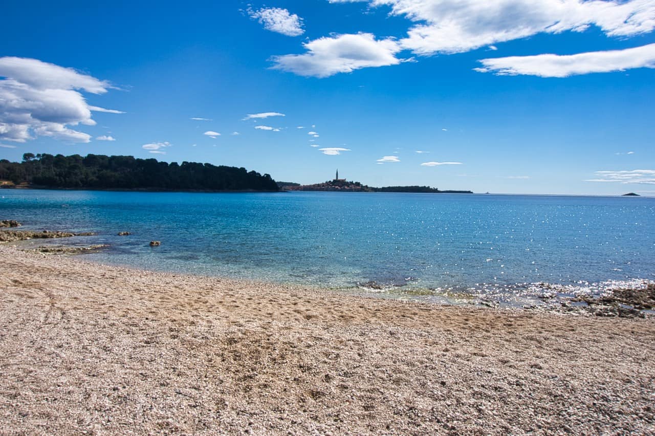 Unsere 7 schönsten Strände in Rovinj mit Sandstrand, Geheimtipps & Karte