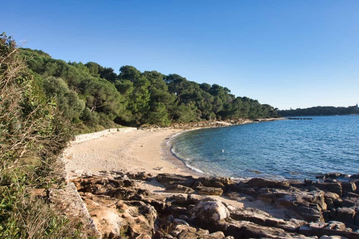 Unsere 7 schönsten Strände in Rovinj (2025) mit Sandstrand, Geheimtipps ...