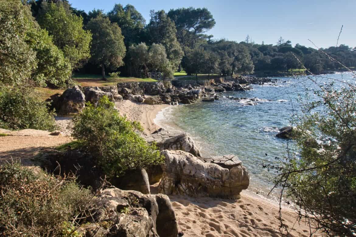 Unsere 7 schönsten Strände in Rovinj mit Sandstrand, Geheimtipps & Karte